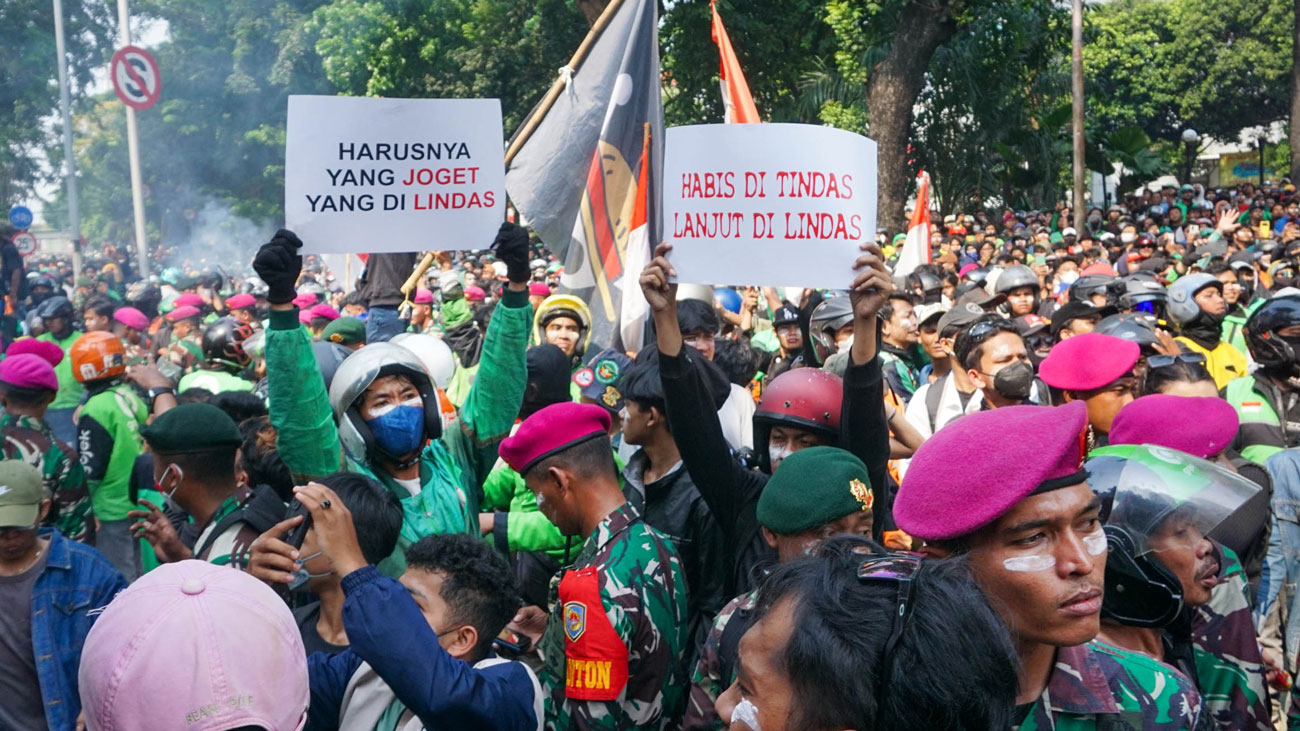 Curi Simpati ala TNI di Tengah Runtuhnya Popularitas Polri | tempo.co