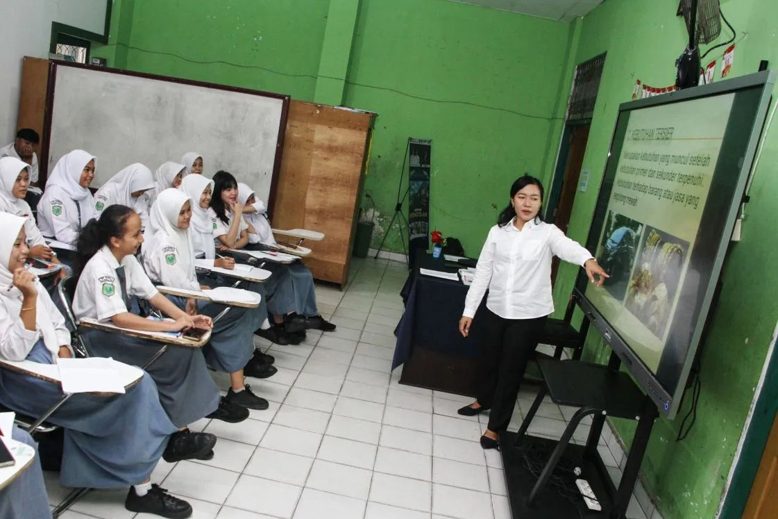 Bantuan Smart TV Tak Jadi Prioritas di Sekolah | tempo.co