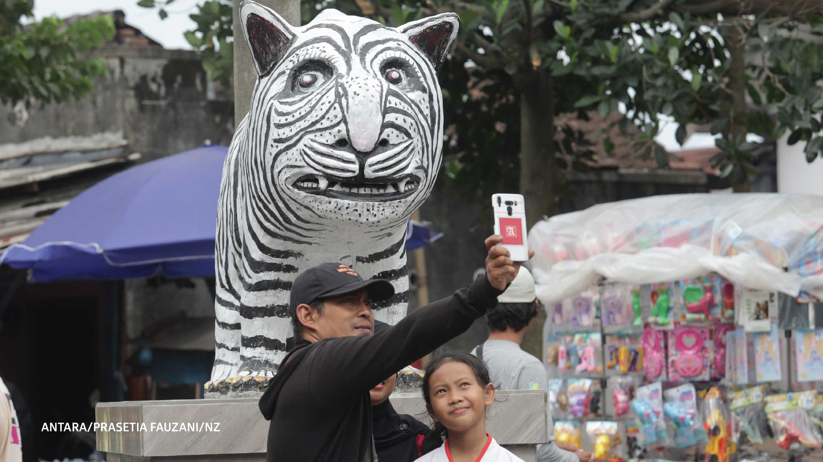Patung Macan di Kantor Desa | tempo.co