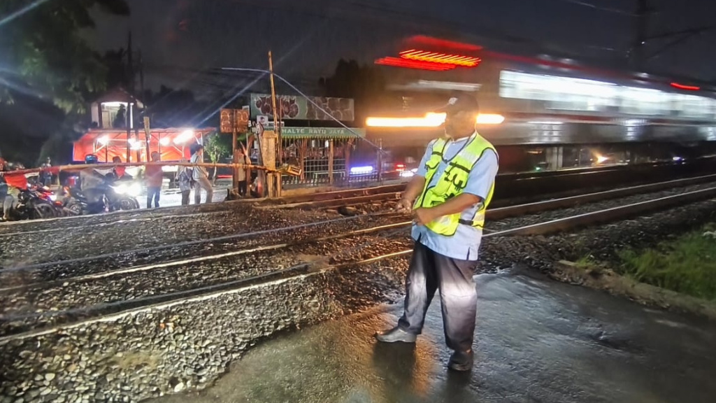 Mereka Bertaruh Nyawa di Perlintasan Sebidang Rel Kereta | tempo.co