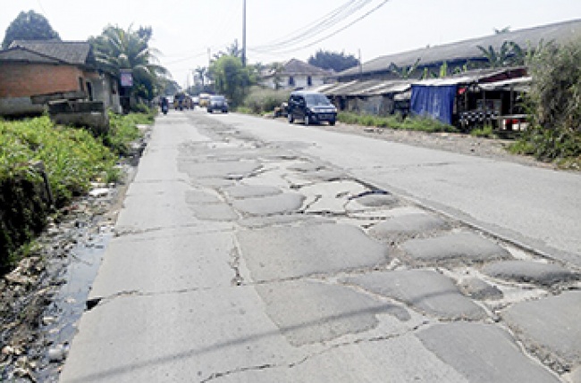 Tangerang Berjanji Benahi Jalan Raya Legok - Metro - koran.tempo.co
